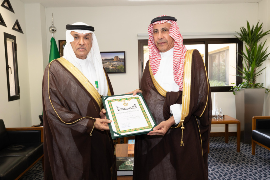 معالي الرئيس التنفيذي للهيئة الملكية لمدينة الرياض يُسلِّم الفوزان